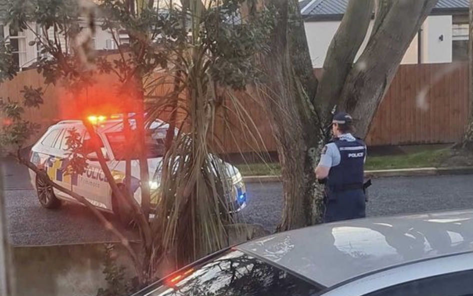 Armed police block off road in Bryndwr early this evening - Chris Lynch ...