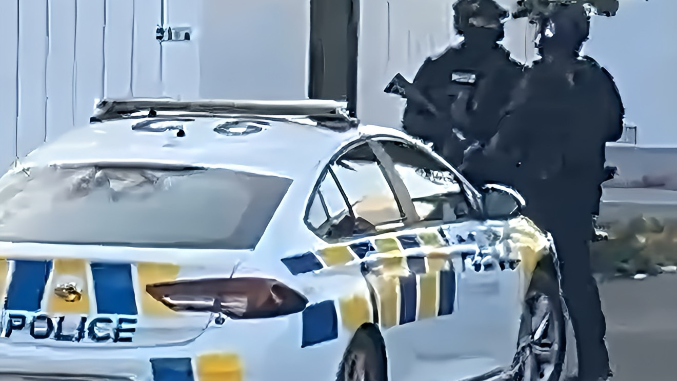 Armed police surround Greers Road house - Chris Lynch Media