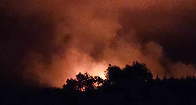 Fire crews battle riverbed blaze near Kirwee - Chris Lynch Media