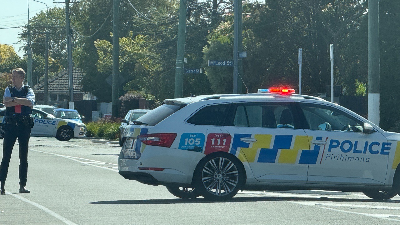 Armed police surrounded house in Richmond - Chris Lynch Media
