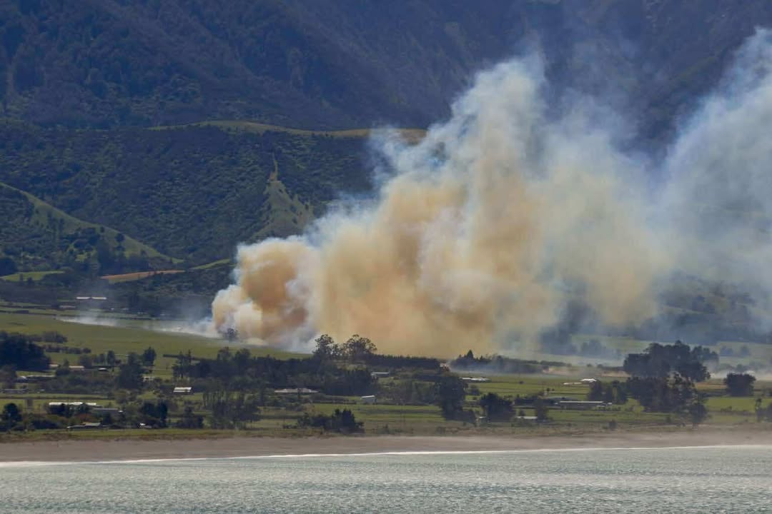 Fast-moving fire near Kaikoura prompts evacuations, threatens homes - Chris Lynch Media