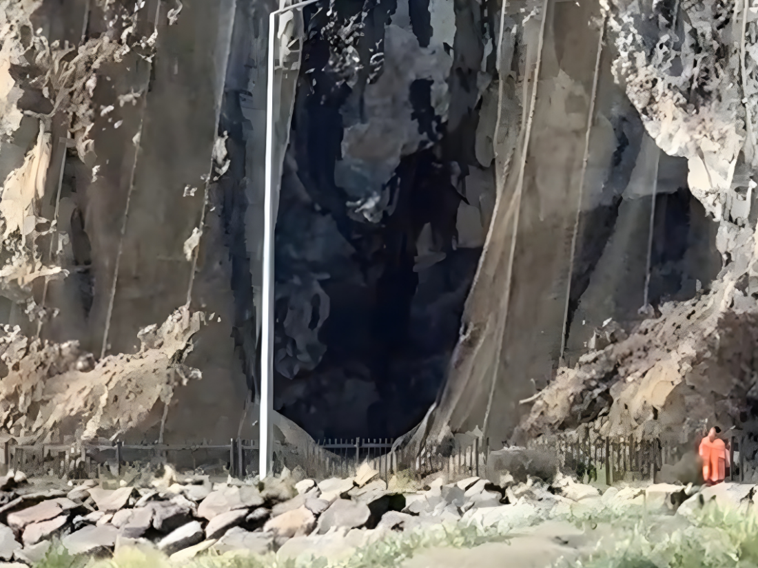 Rockfall closes Main Road through Sumner - Chris Lynch Media