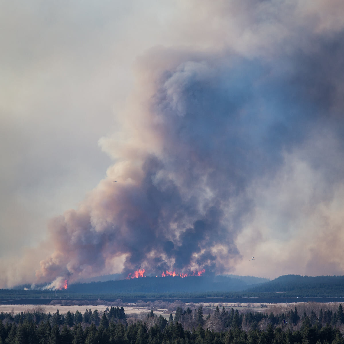 100 metre high flames burn through the Mackenzie region - Chris Lynch Media